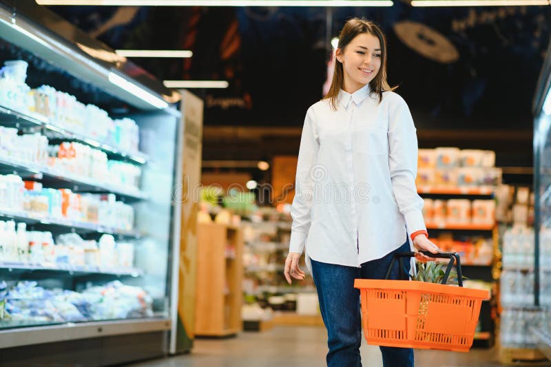 Mujer Comprando En El Supermercado Foto de archivo - Imagen de compra ...