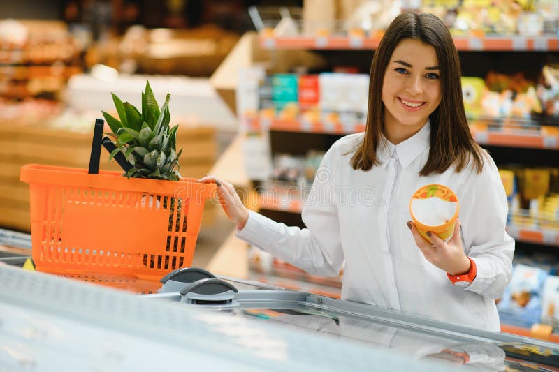 Mujer Comprando En El Supermercado Foto de archivo - Imagen de cesta ...