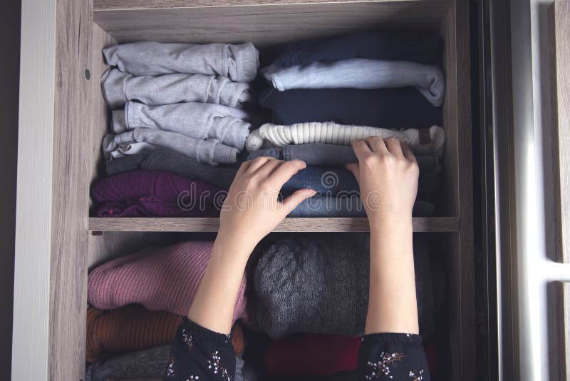 Mujer con armario foto de archivo. Imagen de estante - 176348948