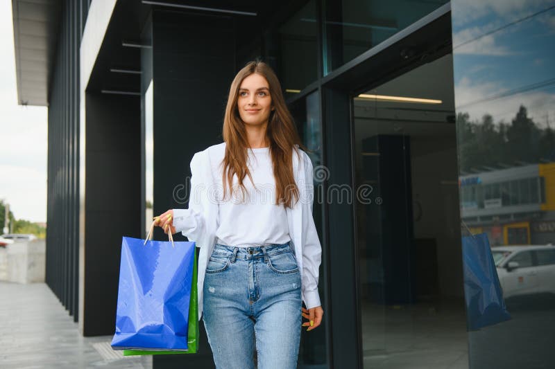 Mujer Con Bolsas De Compras De Marcas De Lujo Caminando Cerca Del ...