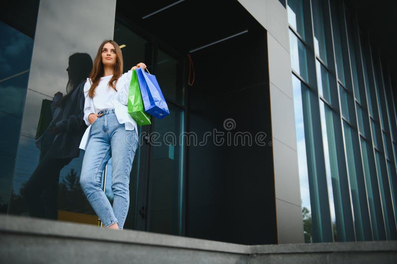 Mujer Con Bolsas De Compras De Marcas De Lujo Caminando Cerca Del ...