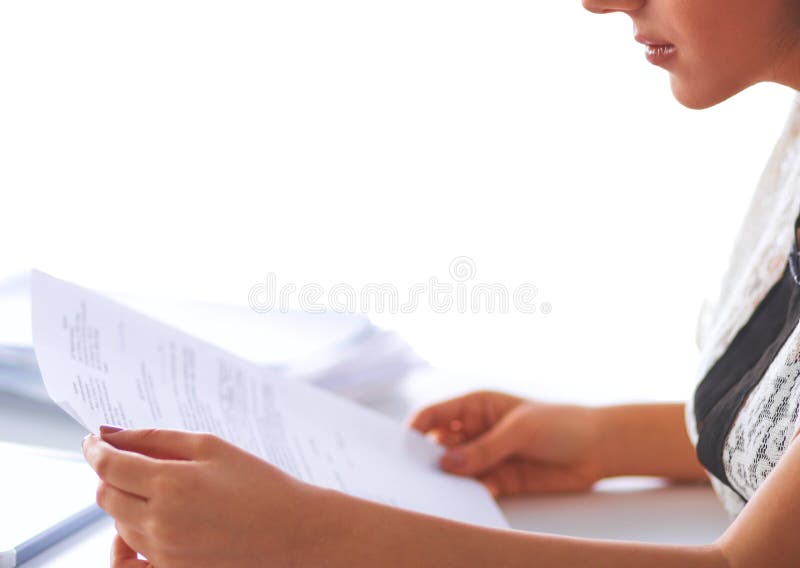 Mujer Con Documentos Sentada En El Escritorio Foto de archivo - Imagen ...