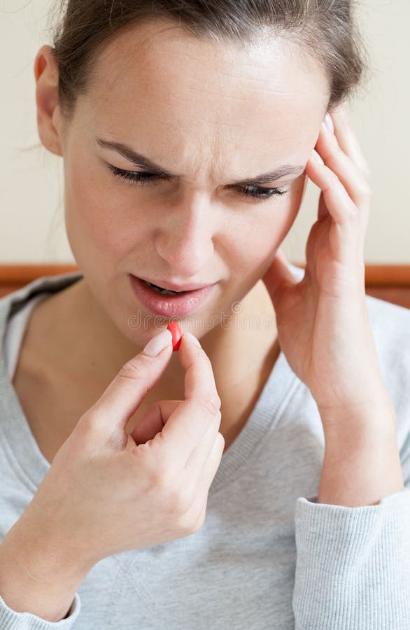 Mujer Con Dolor De Cabeza Terrible Imagen de archivo - Imagen de ...