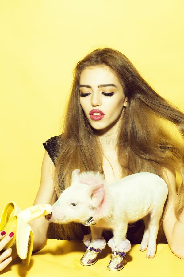 Mujer Con El Cerdo Y El Plátano Foto de archivo - Imagen de hembra ...