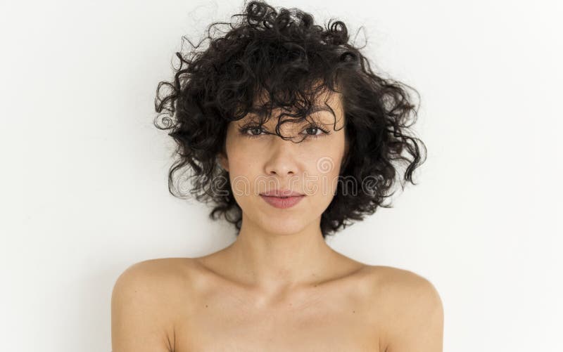 Mujer Con El Pecho Descubierto Aislado En Blanco Imagen de archivo ...