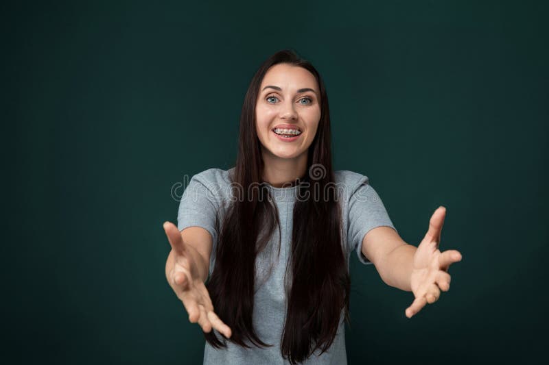 Mujer Con El Pelo Largo Y Negro Sujetando Sus Manos Foto de archivo ... Mujer Con El Pelo Largo Y Negro Sujetando Sus Manos Foto de archivo ...