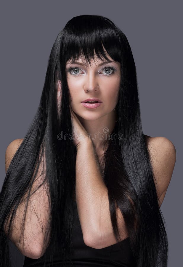 Mujer Con El Pelo Negro Largo Hermoso, Presentando En Estudio Foto de ...