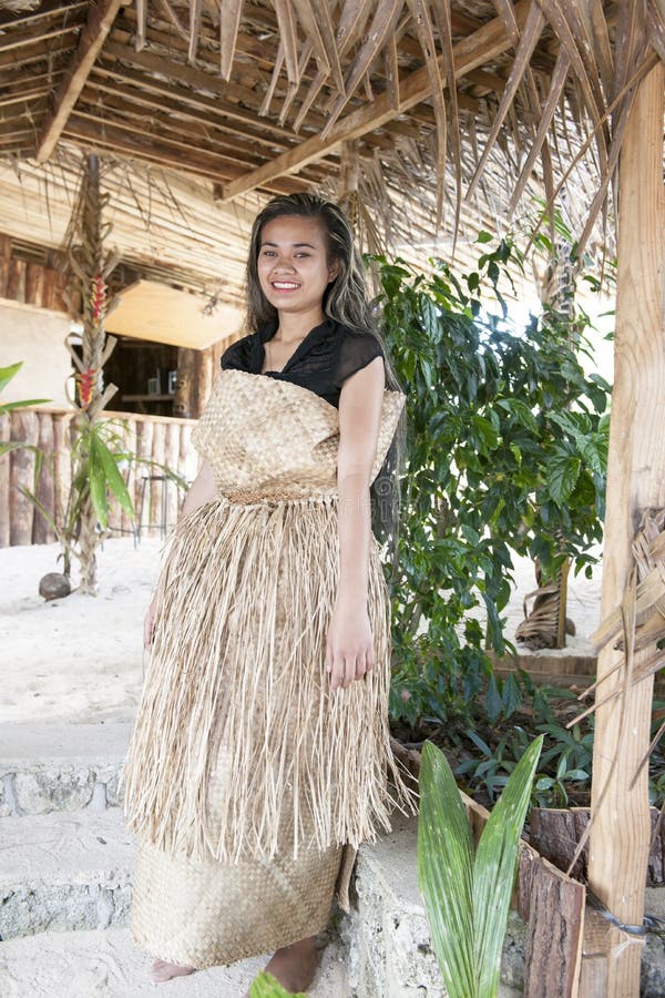 Mujer Con El Vestido De La Rafia En Tonga Foto editorial - Imagen de ...