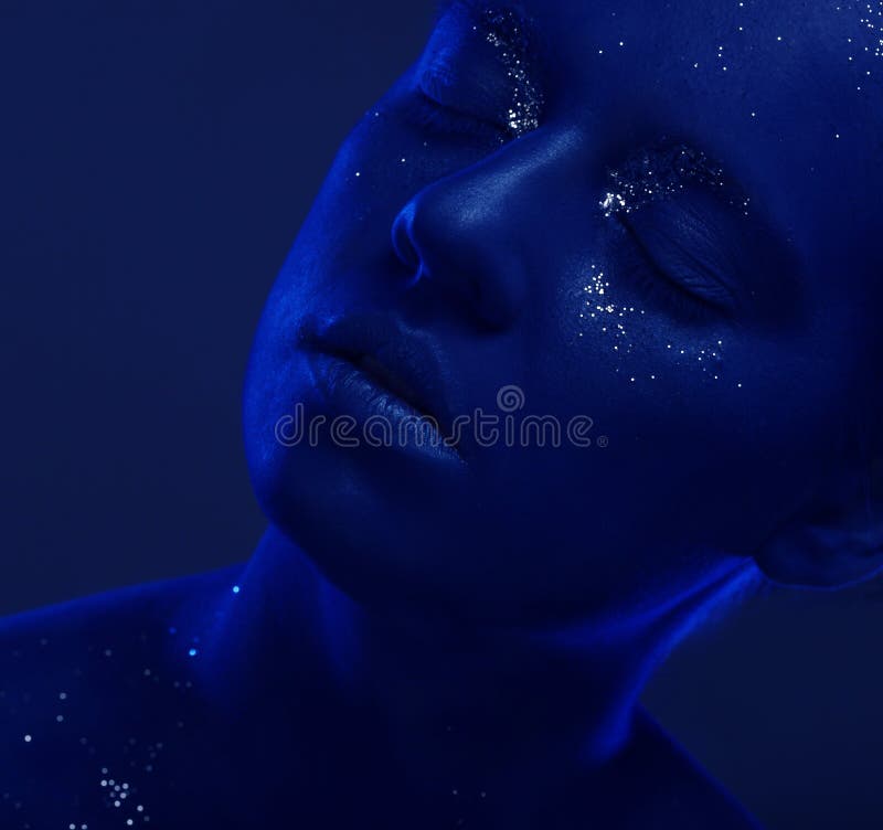 Mujer Con La Cara Azul Marino Foto de archivo - Imagen de maquillaje ...