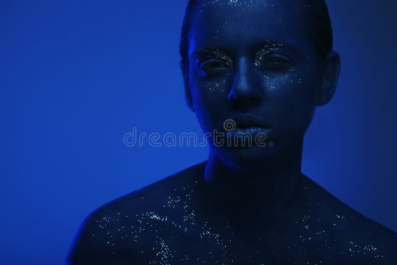 Mujer Con La Cara Azul Marino Imagen de archivo - Imagen de limpio ...