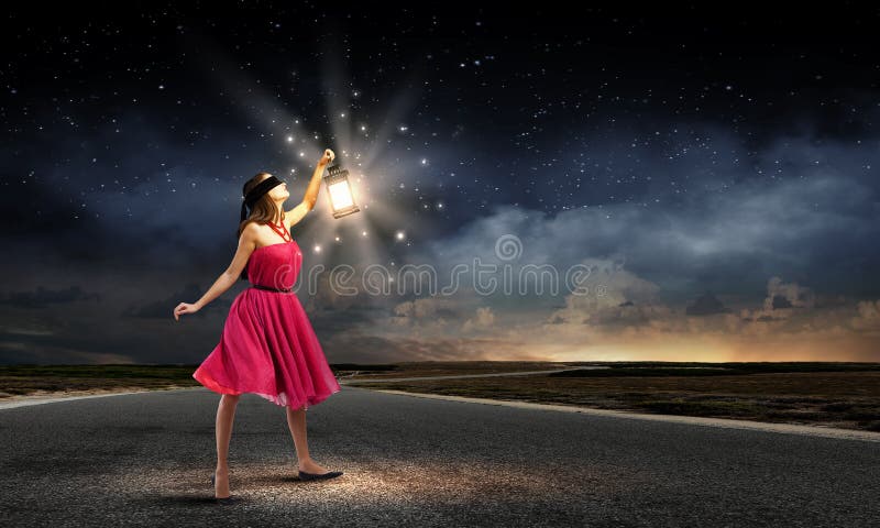 Mujer con la linterna foto de archivo. Imagen de oscuridad - 42912528