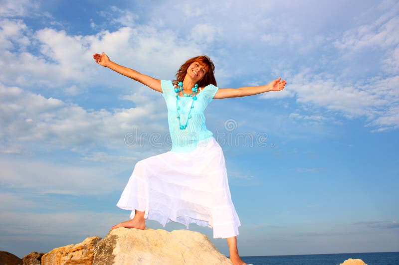 Mujer Con Los Brazos Abiertos Imagen de archivo - Imagen de sonrisa ...