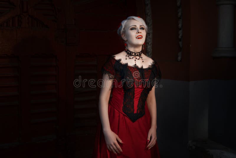 Mujer Con Los Colmillos De Un Vampiro Imagen de archivo - Imagen de ...