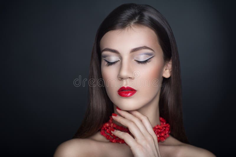 Mujer con los labios rojos imagen de archivo. Imagen de belleza - 102645495