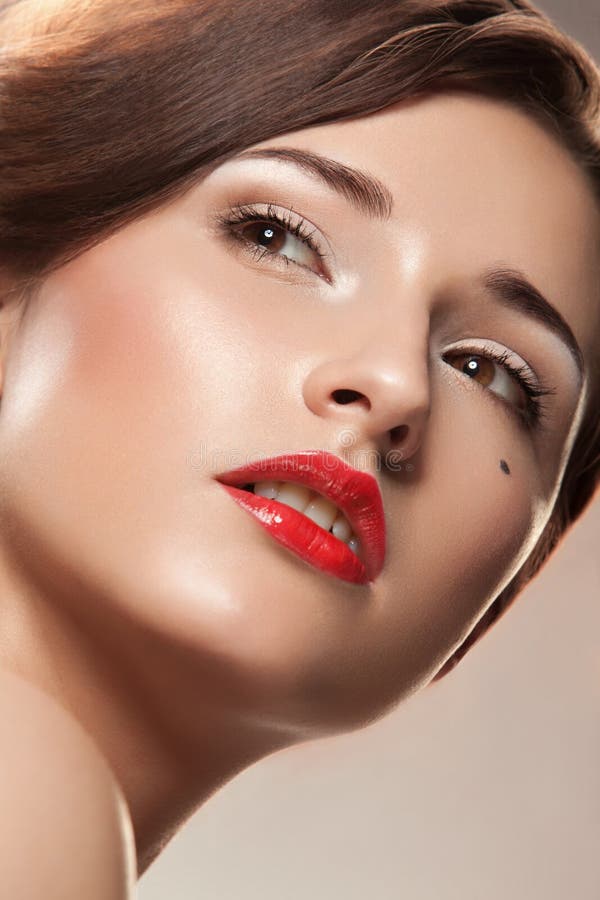 Mujer con los labios rojos imagen de archivo. Imagen de cierre - 25941399