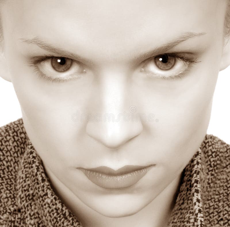 Mujer Con Mirada Intensa En Fondo Negro Foto de archivo - Imagen de ...