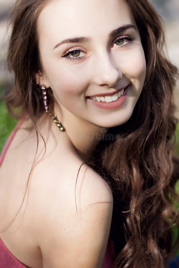 Mujer Con Los Rizos Grandes Del Pelo Foto de archivo - Imagen de sano ...