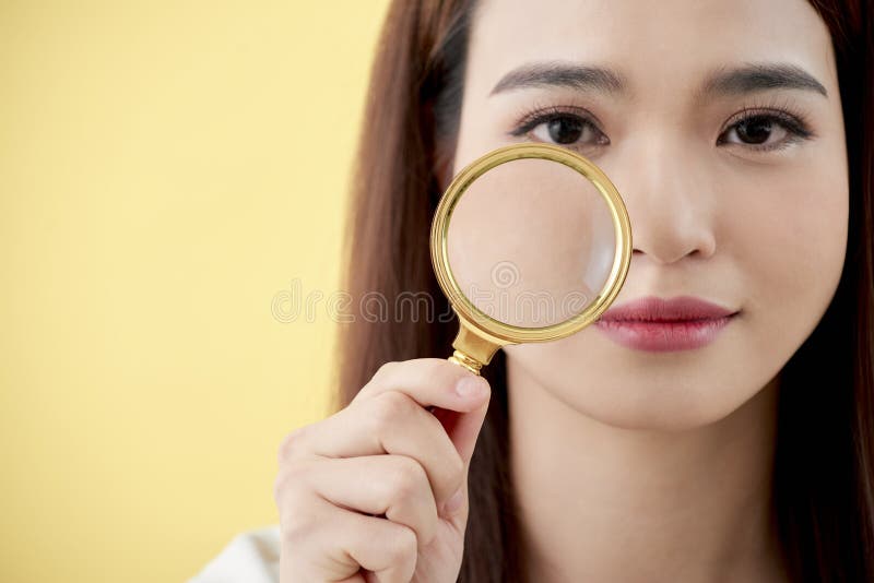 Mujer Con Lupa Aislada En Un Fondo Amarillo Foto de archivo - Imagen de ...