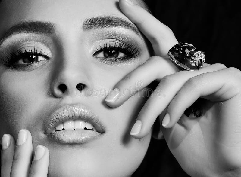 Mujer Hermosa Del Encanto Con Los Labios Rojos Atractivos Brillantes ...