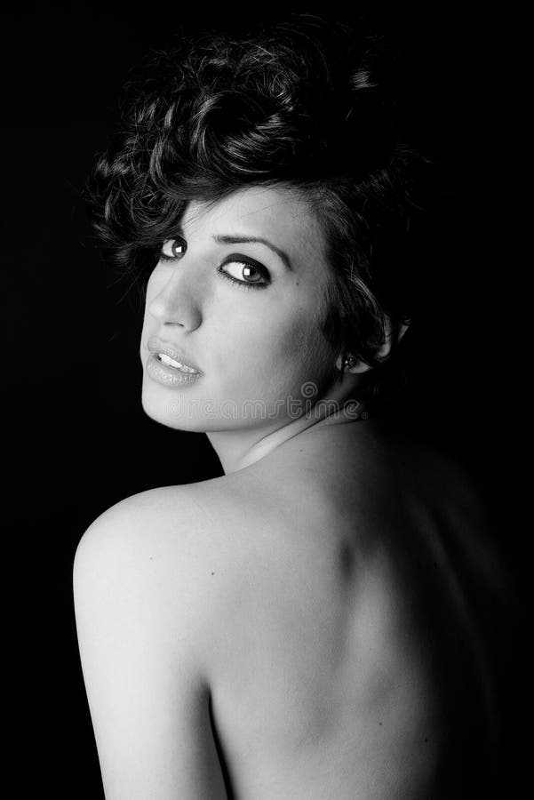 Mujer Con Mirada Intensa En Fondo Negro Foto de archivo - Imagen de ...