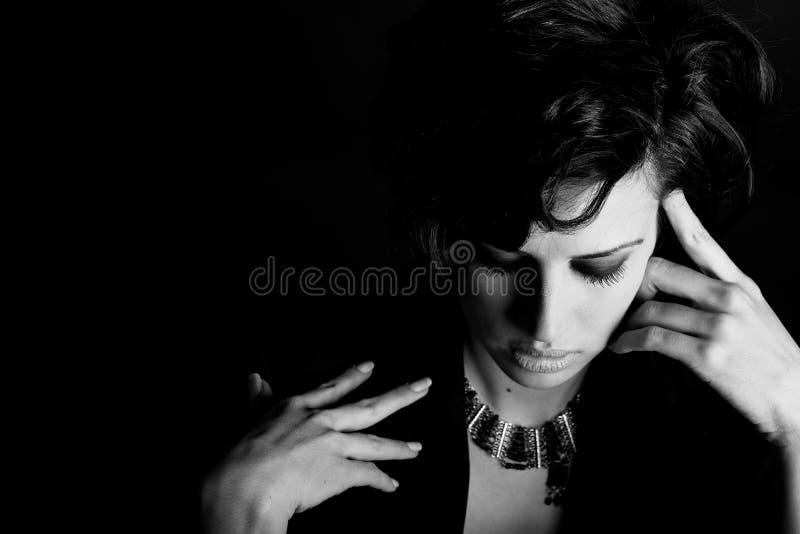 Mujer Con Mirada Intensa En Fondo Negro Imagen de archivo - Imagen de ...