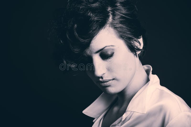 Mujer Con Mirada Intensa En Fondo Negro Imagen de archivo - Imagen de ...