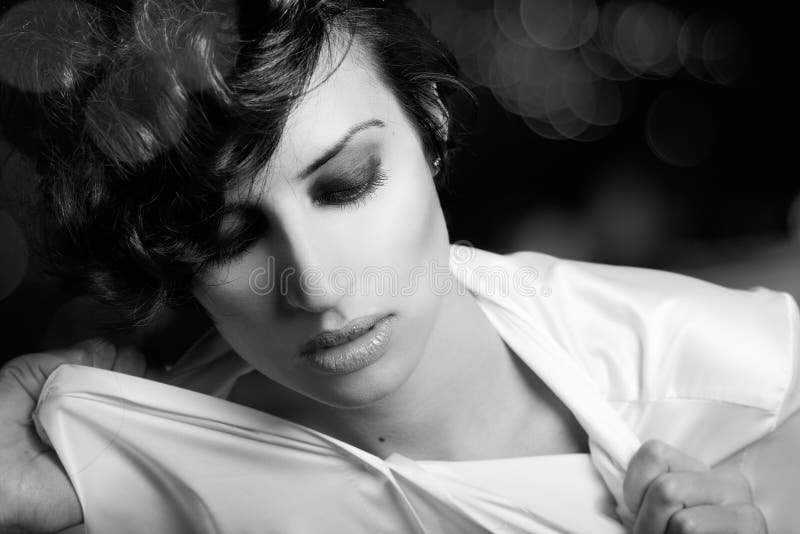 Mujer Con Mirada Intensa En Fondo Negro Imagen de archivo - Imagen de ...