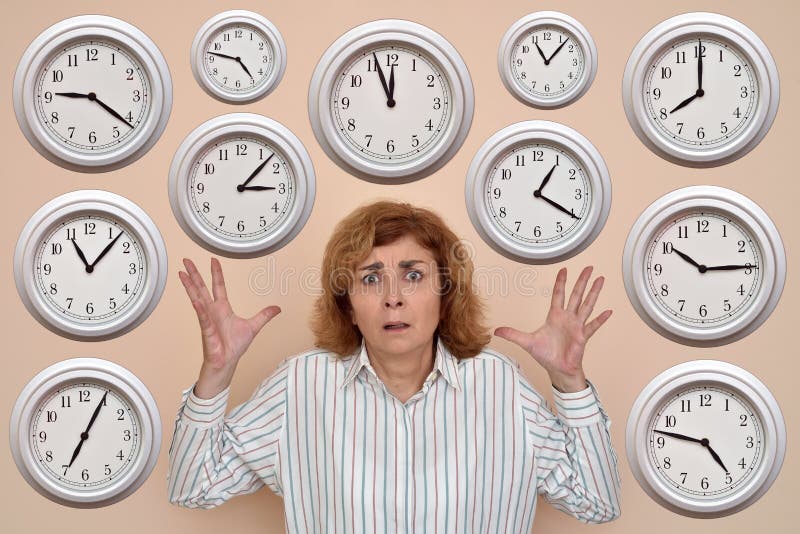Mujer con un reloj grande foto de archivo. Imagen de cara - 129079564