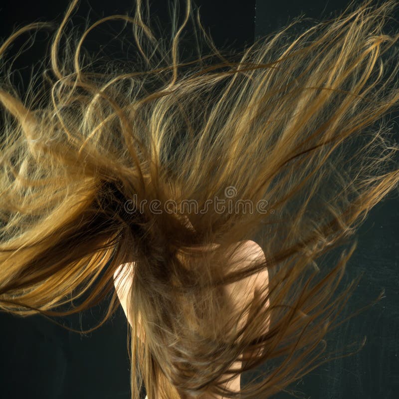 Mujer Con Pelo Largo Y Elegante En Ropa Interior Imagen de archivo ...