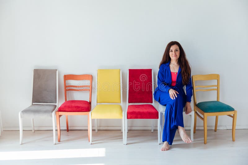 Mujer Con Ropa Azul Y Muchas Sillas Diferentes Foto de archivo - Imagen ...