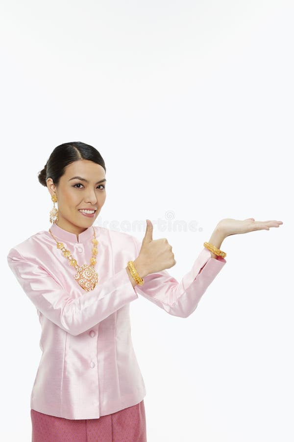 Mujer Con Ropa Tradicional Mostrando Gesto De Mano Foto de archivo ...
