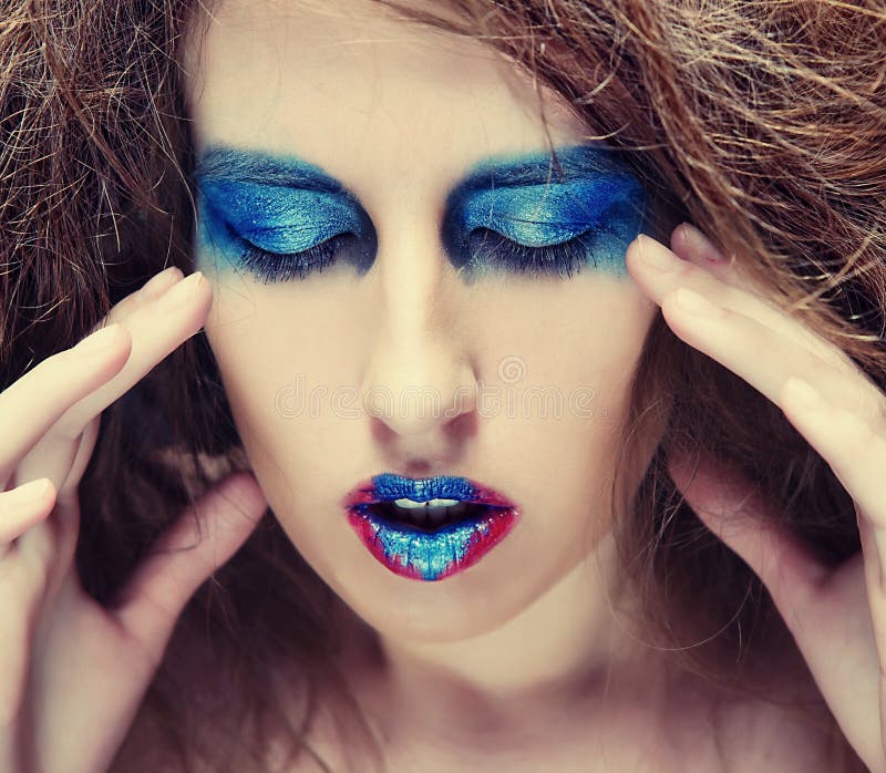 Mujer con rostro azul foto de archivo. Imagen de fondo - 138866894