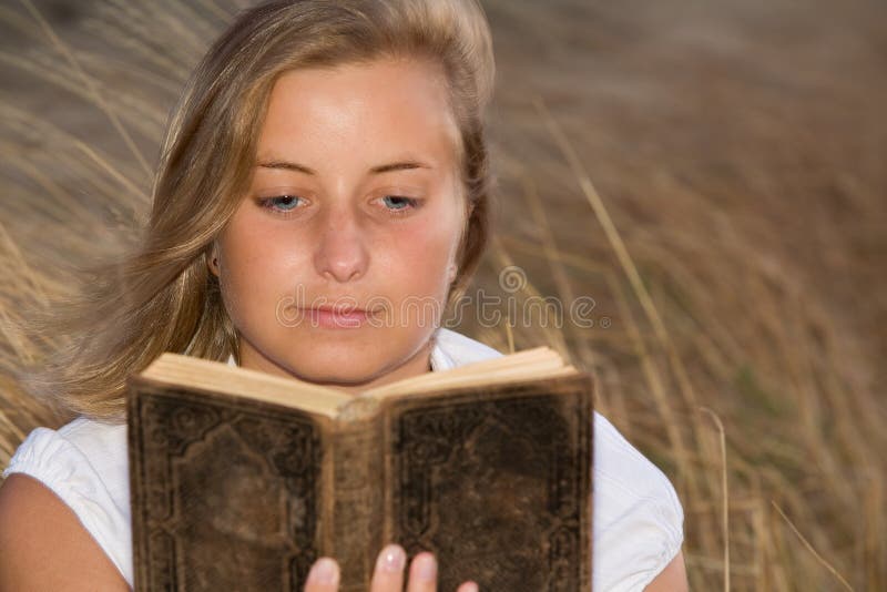 Mujer con un libro foto de archivo. Imagen de atractivo - 1193764