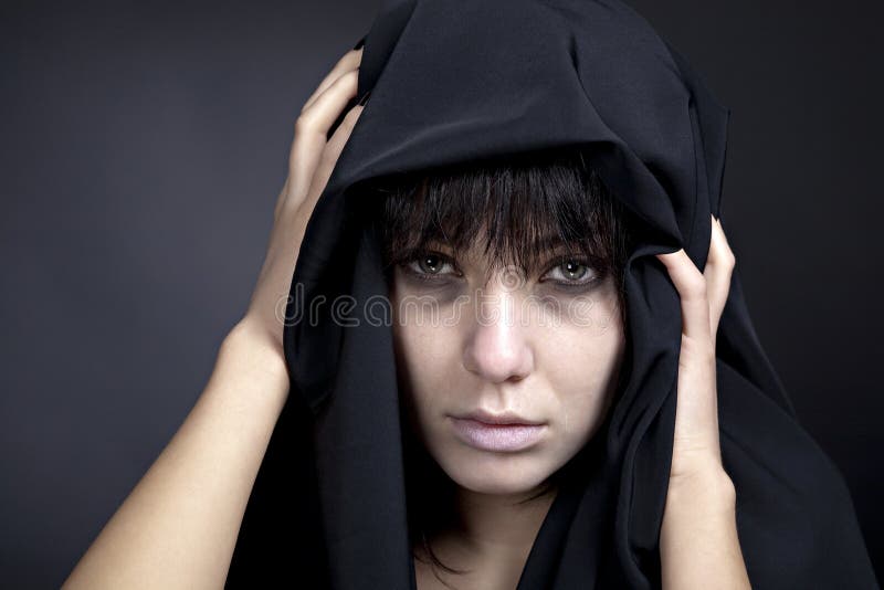 Mujer Con Una Cara Pálida En Negro Foto de archivo - Imagen de terrible ...