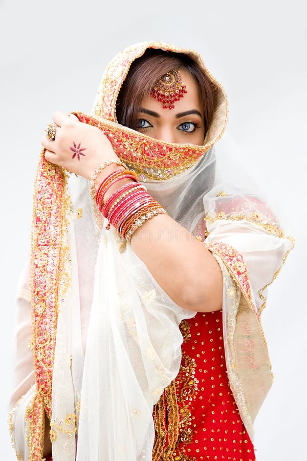 Mujer árabe Joven Con El Velo Que Muestra Los Ojos Aislados Imagen de ...