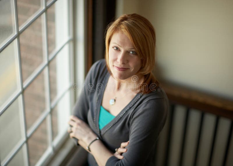 Mujer confidente imagen de archivo. Imagen de brazos - 24844891