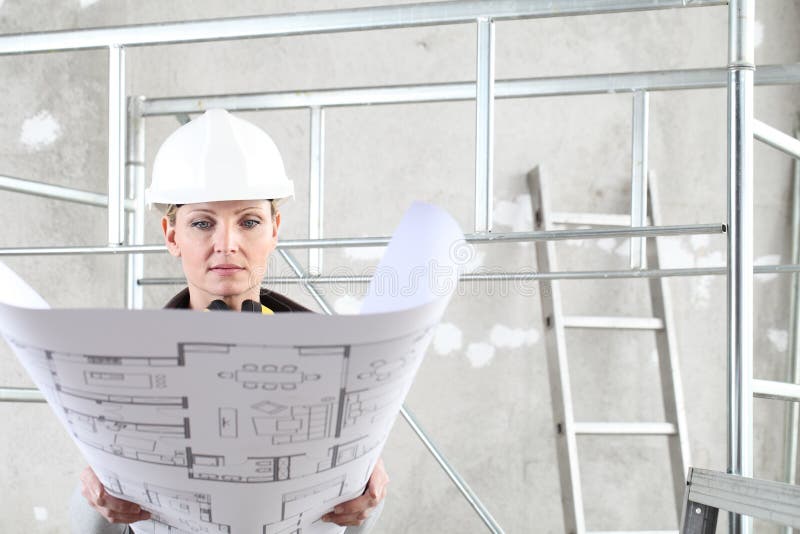 Mujer Constructora De Constructoras Mirando Casco Con La Huella Azul Y Audífonos De Protección ...