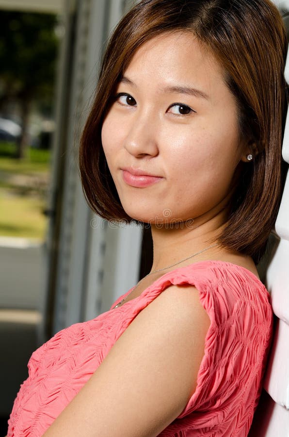 Mujer coreana foto de archivo. Imagen de sonrisa, mueca - 23717748