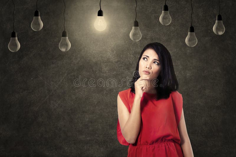 Mujer Creativa Que Piensa En Ideas Imagen de archivo - Imagen de ...