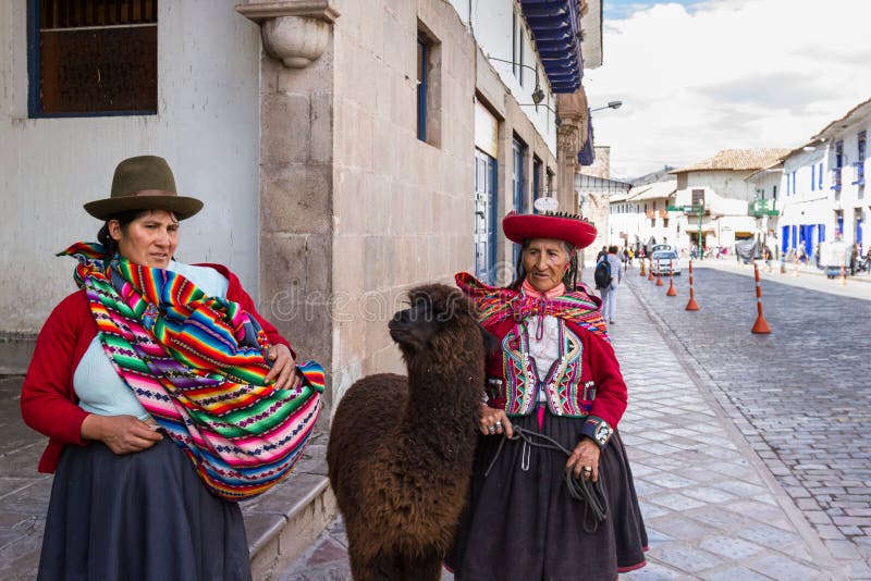 Mujer De Cusco En Ropa Tradicional Imagen de archivo editorial - Imagen ...