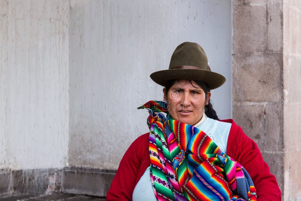 Mujer De Cusco En Ropa Tradicional Foto de archivo editorial - Imagen ...