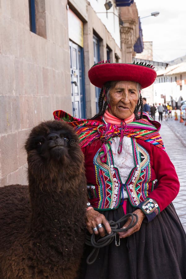 Mujer De Cusco En Ropa Tradicional Imagen de archivo editorial - Imagen ...