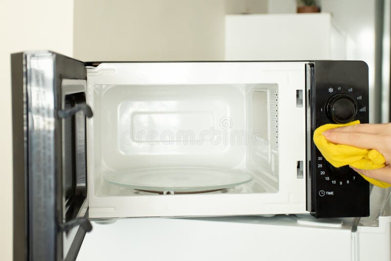 Mujer De Higiene De Microondas Limpiando Horno Sucio Foto de archivo ...