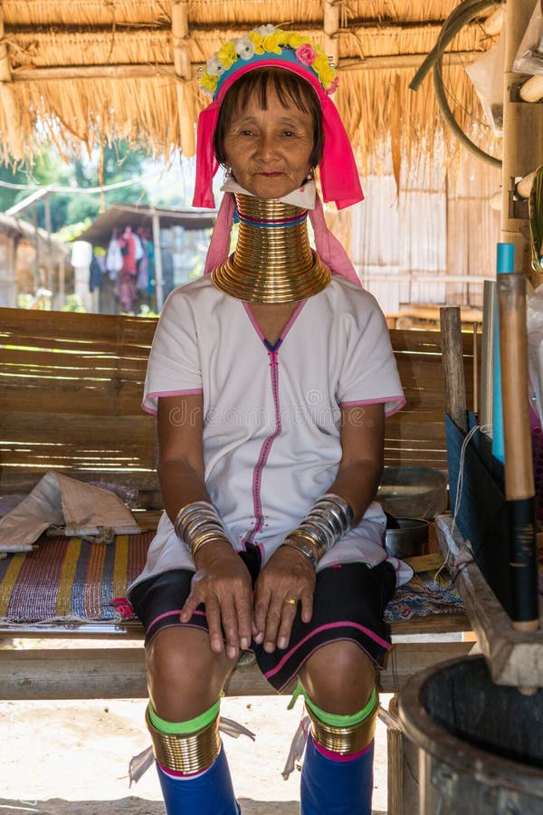 Mujer De Kayan Con Las Bobinas Del Cuello Foto editorial - Imagen de ...