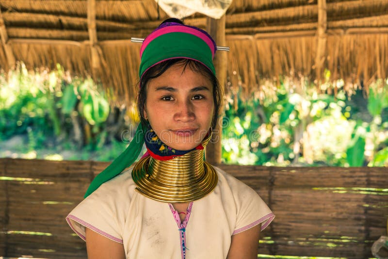 Mujer Kayan Trabajando En La Tribu Padaung, Pueblo De Gente De Cuello ...