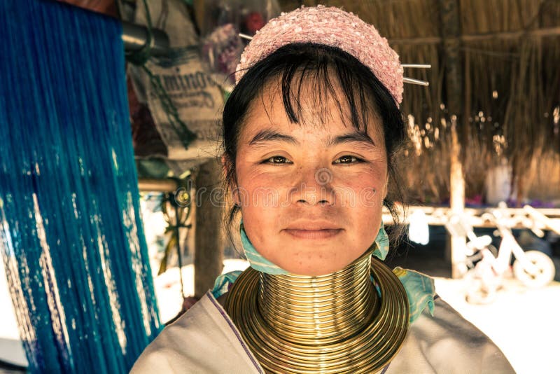 Mujer Kayan Trabajando En La Tribu Padaung, Pueblo De Gente De Cuello ...