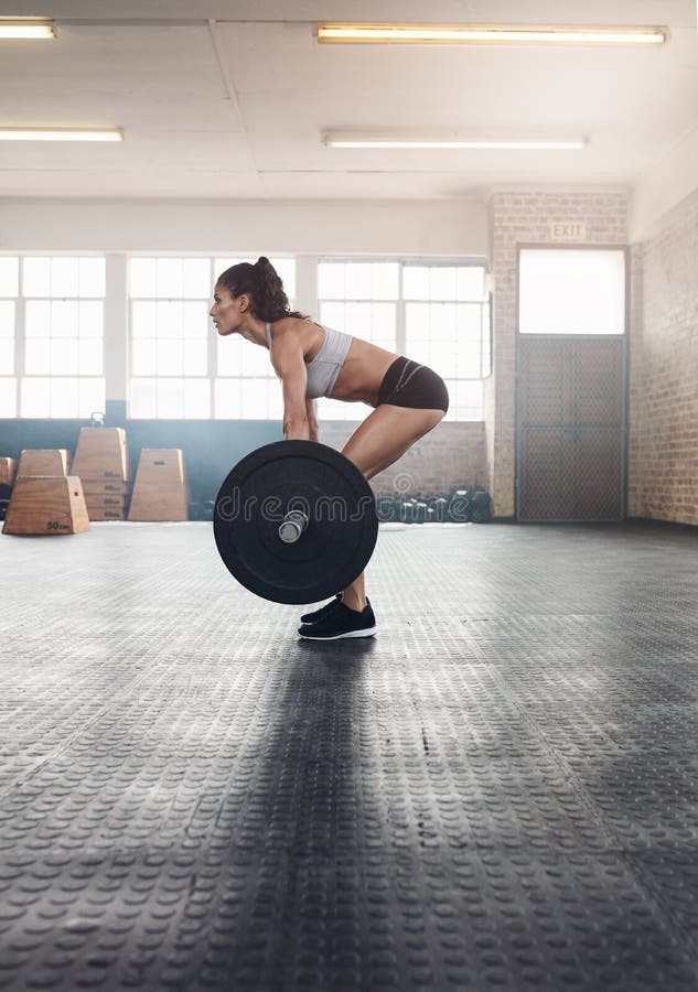 Mujer De La Aptitud Que Hace Ejercicio Del Levantamiento De Pesas Foto ...