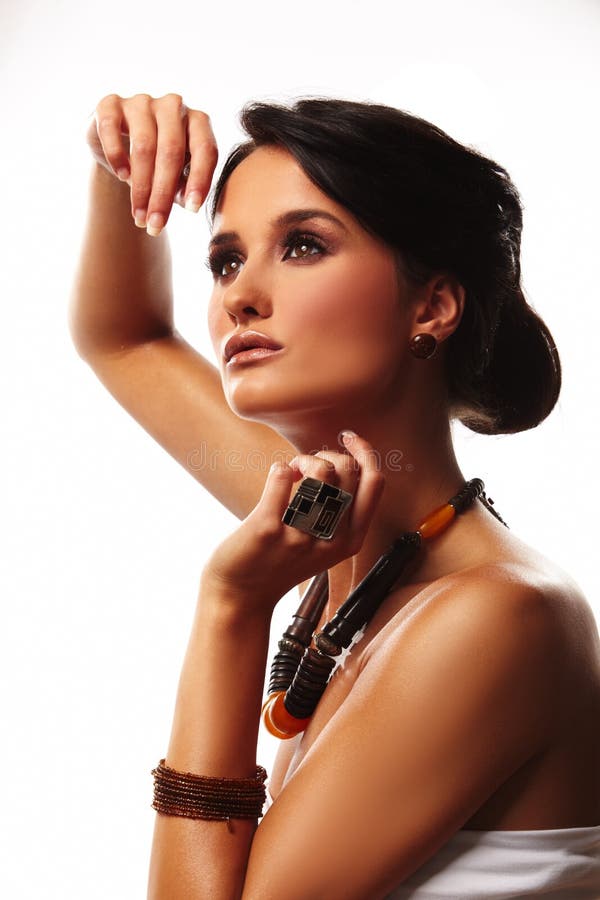 Mujer De La Manera Con Joyería En El Fondo Blanco Foto De Archivo