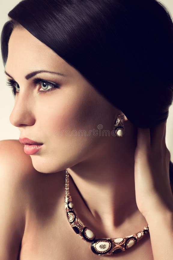 Mujer De La Moda Con La Decoración De La Joyería Imagen de archivo - Imagen de diva, negro: 32055979