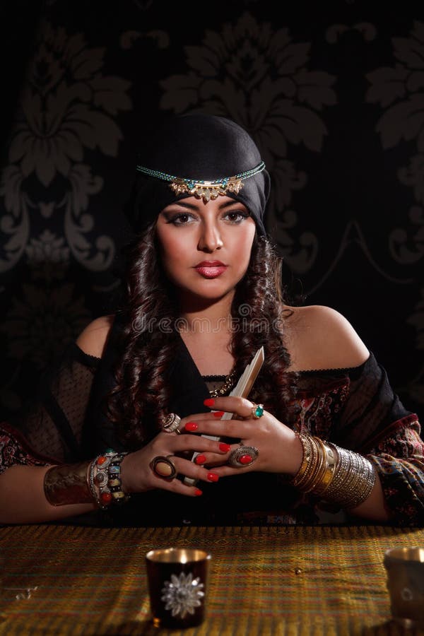 Mujer De La Profetisa Con Las Tarjetas Imagen de archivo - Imagen de ...